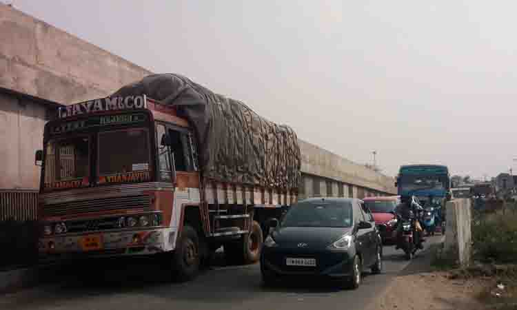 Traffic affected by a lorry carrying paddy bags | நெல் மூட்டைகளை ஏற்றி ...