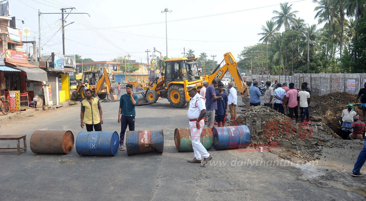 Traffic stop at Marapalam junction | மரப்பாலம் சந்திப்பில் போக்குவரத்து ...