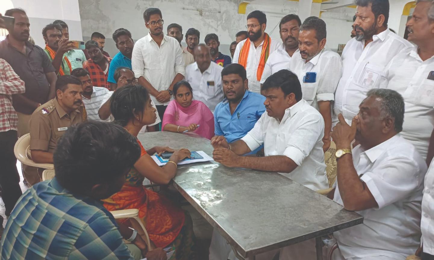 road mariyal | பயணிகள் நிழற்குடை அமைக்க எதிர்ப்பு தெரிவித்து சாலைமறியல்