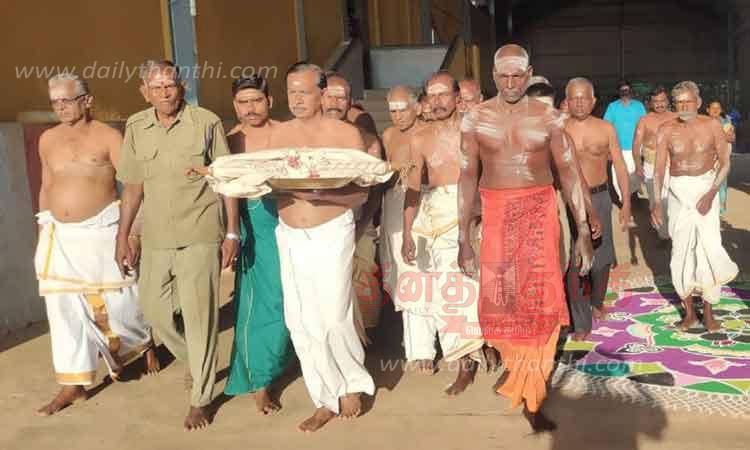 Thaipusa festival started with flag hoisting at Uvari Swayambulinga ...