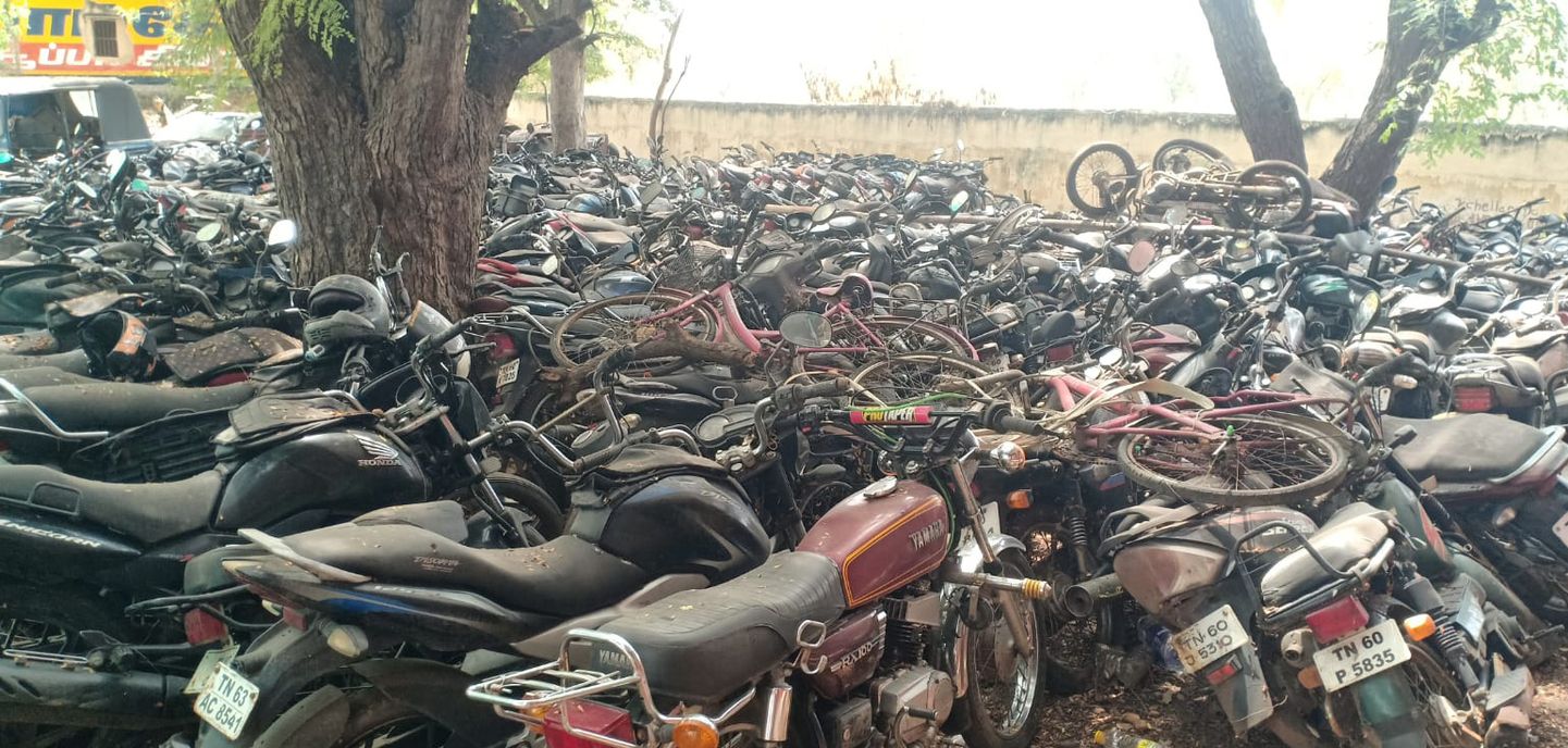 Caught in cases and rusted Can piled up vehicles be auctioned off ...