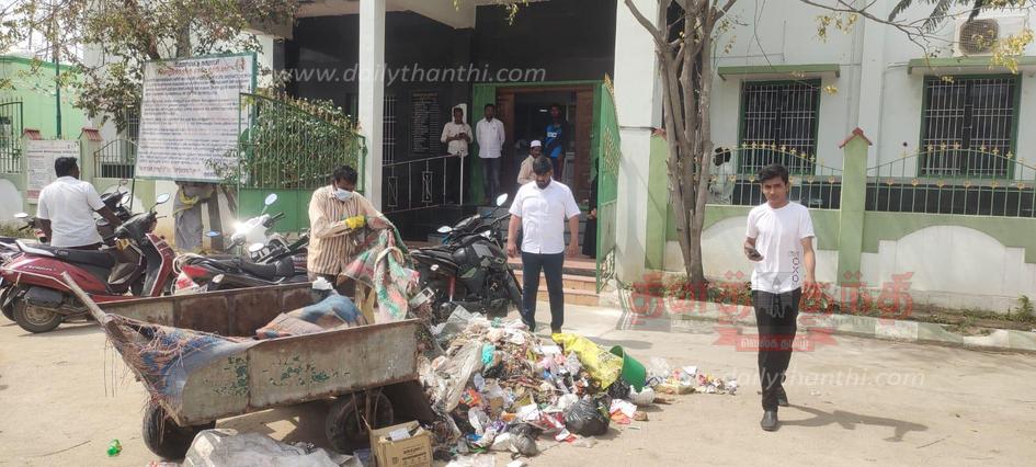 Congress councilor protest by dumping garbage | குப்பைகளை கொட்டி ...