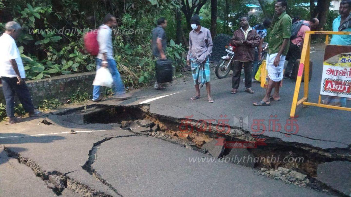 The bridge was absorbed on the Ambagarathur road | அம்பகரத்தூர் ...