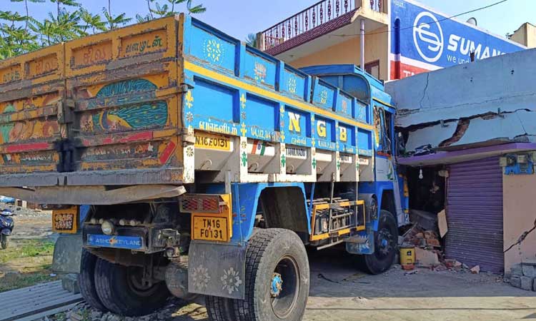 Accident near Tindivanam Truck rammed into roadside shop | திண்டிவனம் ...