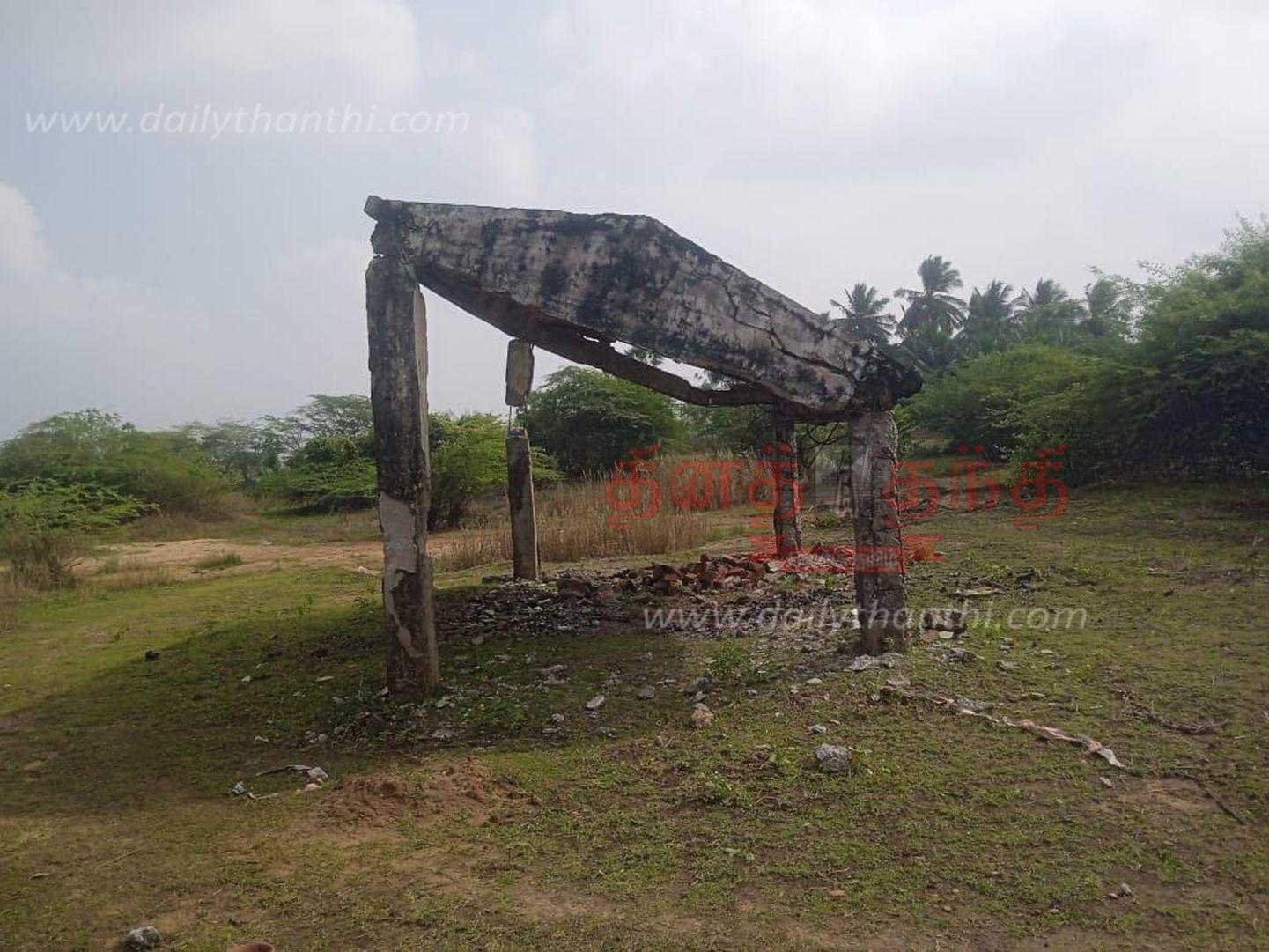Burial shed in a state of collapse | இடிந்து விழும் நிலையில் மயான கொட்டகை