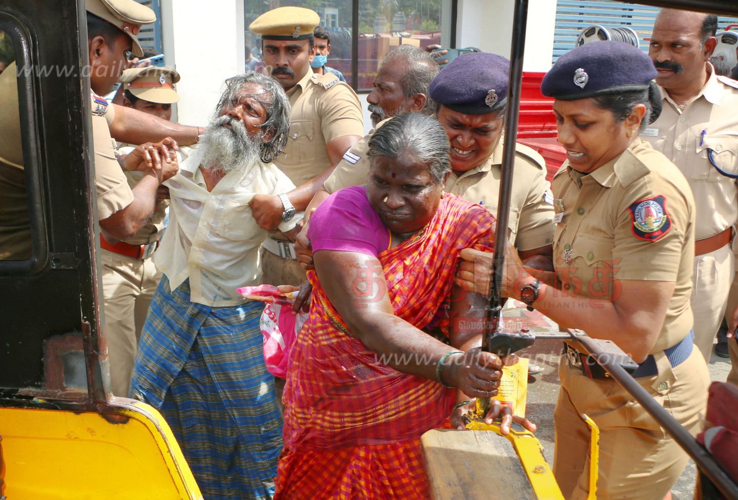 The husband and wife tried to set fire to the commotion | கணவன், மனைவி ...