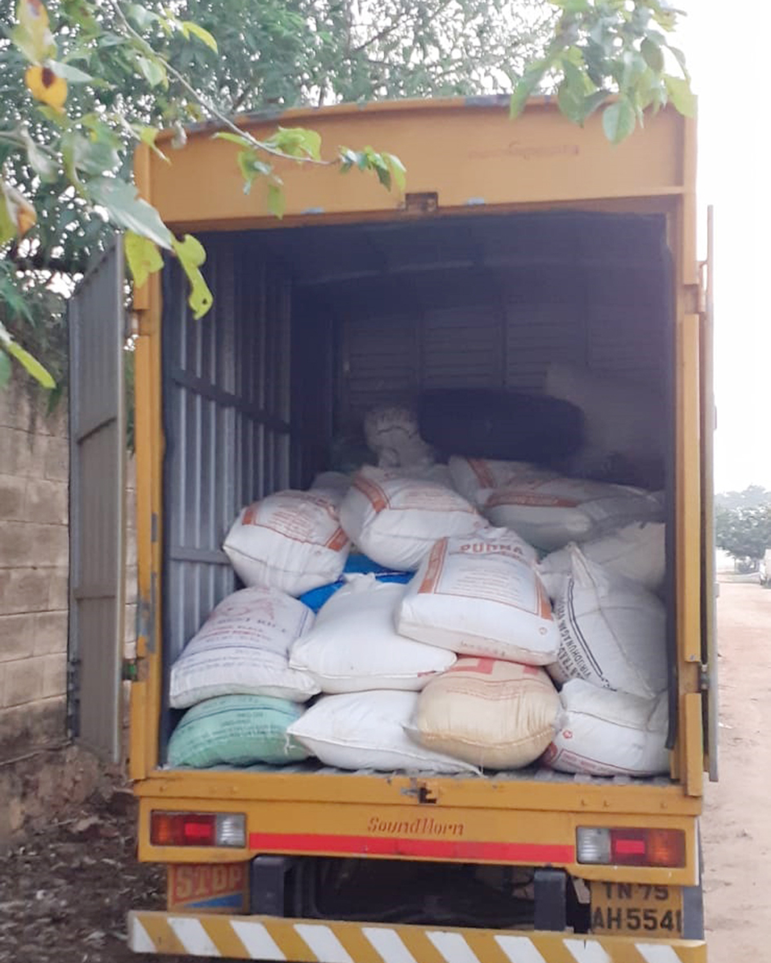 2½ ton smuggled in mini lorry Confiscation of ration rice | மினி ...