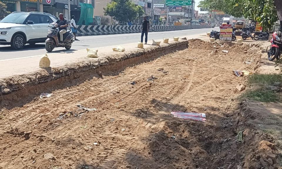 heavy traffic jam while along road side dig | வீரபாண்டி பிரிவு அருகே ...