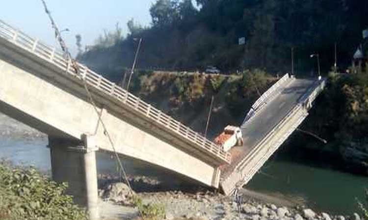 2 trucks fall into river after bridge collapse in Kashmir | காஷ்மீரில் ...