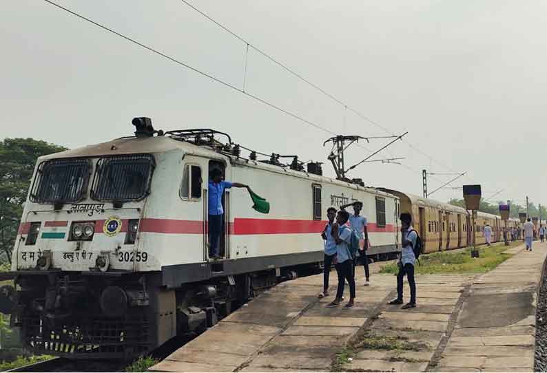 Rameswaram Express train stops at Villupuram | ராமேஸ்வரம் எக்ஸ்பிரஸ் ...