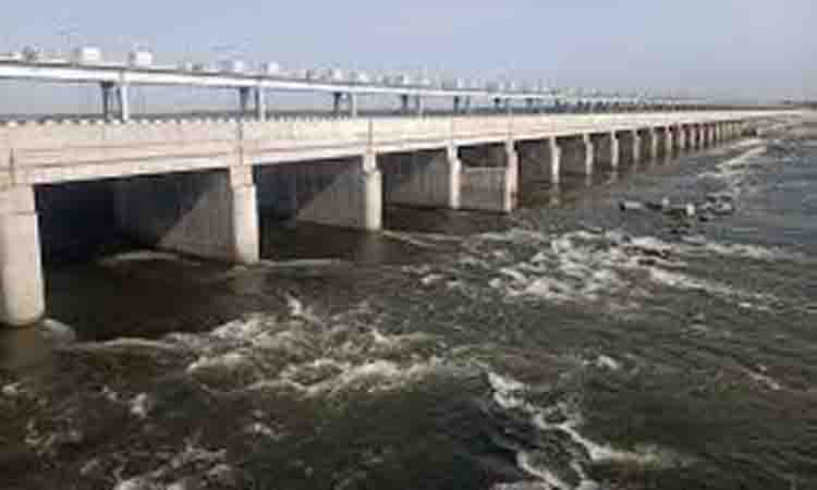 The work of rehabilitating the gate across the Cauvery River at Mayanur ...