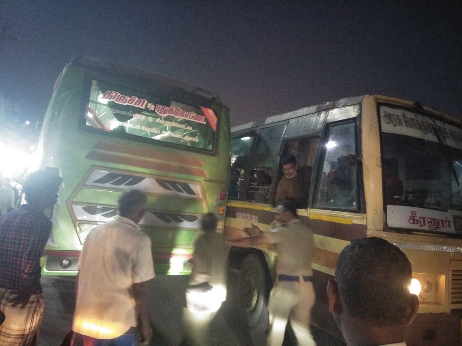 Argument between drivers as buses collide | பஸ்கள் உரசியதில் ...
