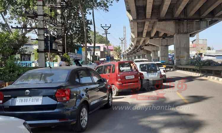 Vehicles parked obstructing traffic | போக்குவரத்துக்கு இடையூறாக ...