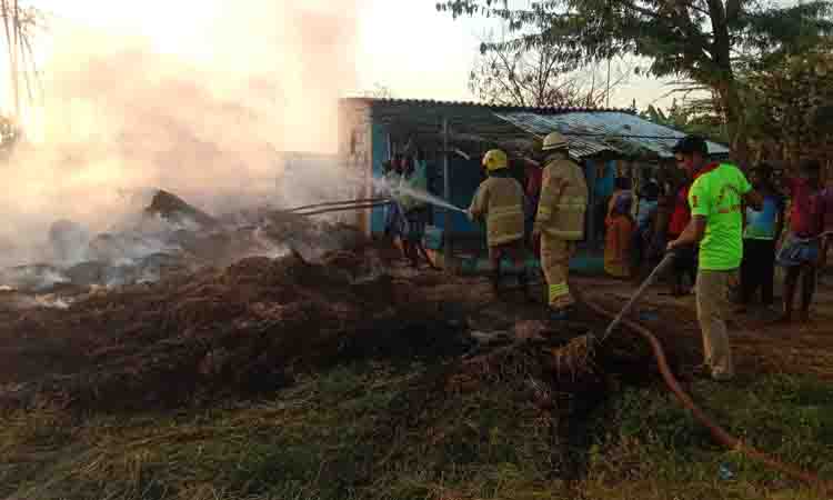 The hayloft was destroyed in the fire | வைக்கோல்போர் தீயில் எரிந்து நாசம்