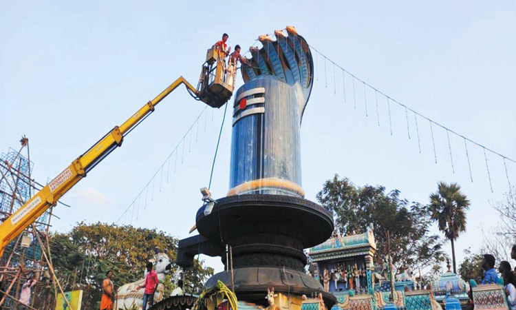 Palabhishekam to the 41 feet high Rajalingam on the occasion of ...