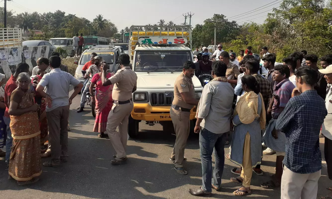 salai mariyal | விரைவாக மீட்டு தரக்கோரி உறவினர்கள் திடீர் மறியல்