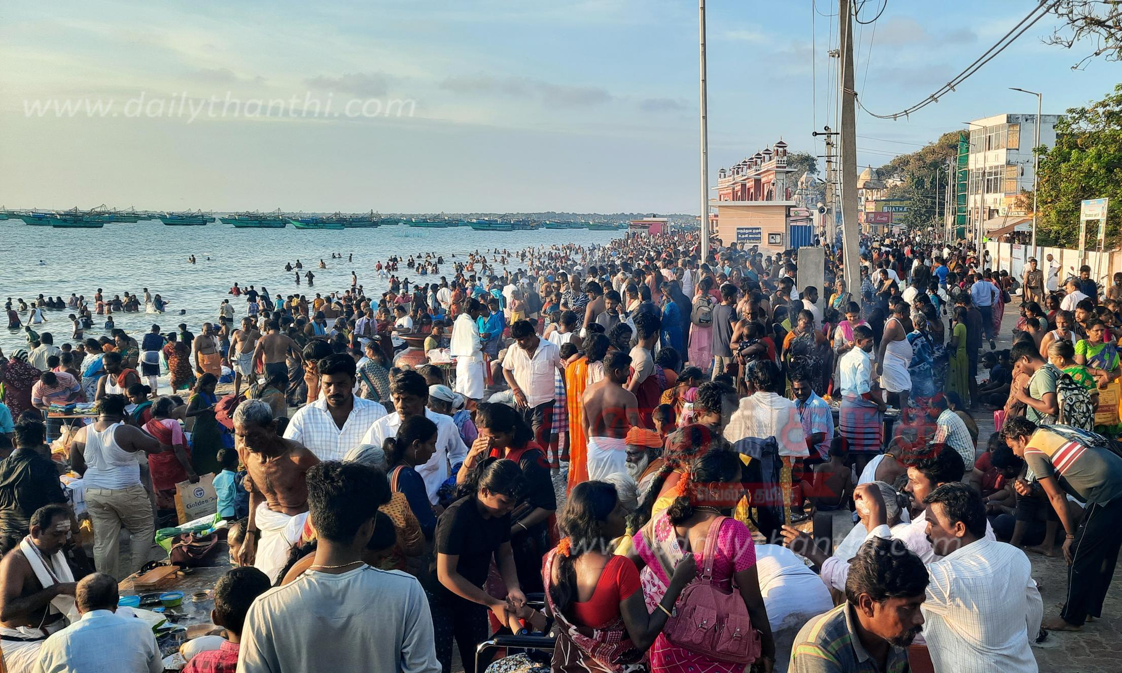 Devotees take a holy dip in Rameswaram Agni Tirtha ocean | ராமேசுவரம் ...