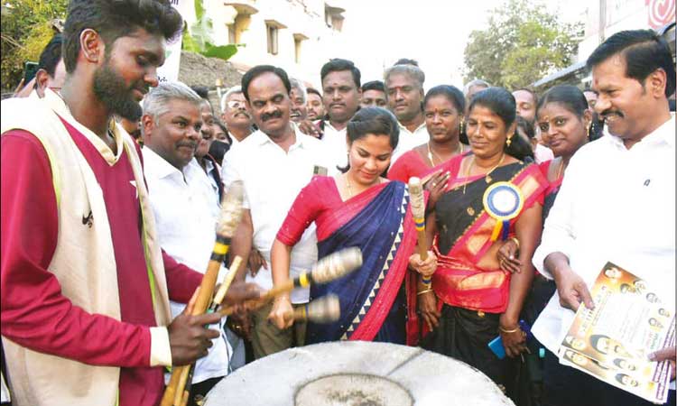 Mayor of Chennai collected votes in Erode in favor of EVKS Elangovan ...