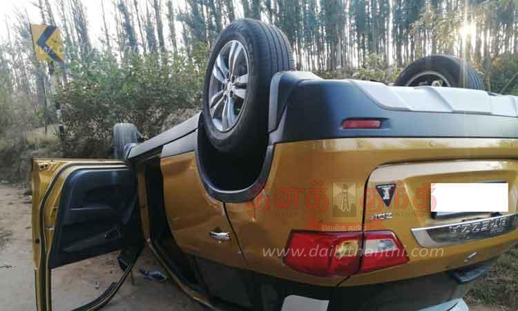 A car overturned on the road caused a commotion | சாலையில் தலைகீழாக ...