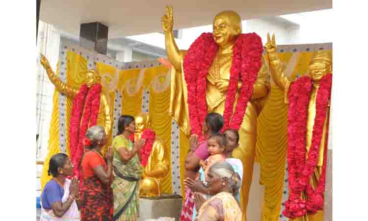 ADMK pays tribute to Jayalalithaa's statue by garlanding it | ஜெயலலிதா ...