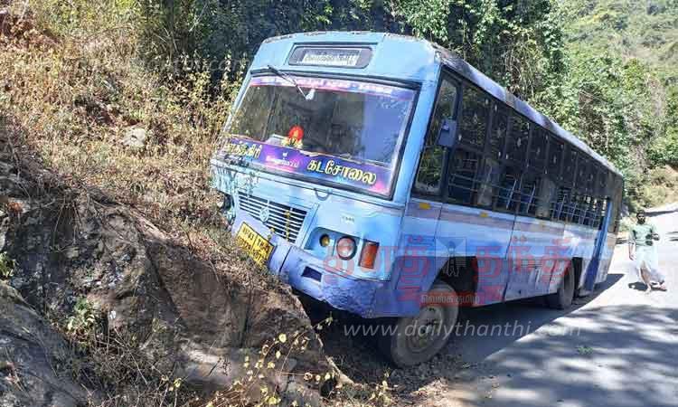 The government bus hit a rock | பாறை மீது மோதிய அரசு பஸ்