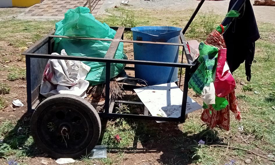 kupai vandi | சேதம் அடைந்து கிடக்கும் குப்பை சேகரிக்கும் தள்ளுவண்டிகள்