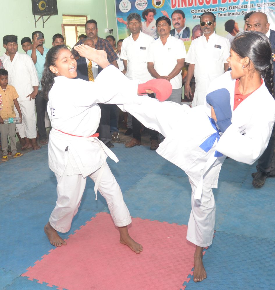 Karate match | திண்டுக்கல்லில் மாவட்ட அளவிலான கராத்தே போட்டி