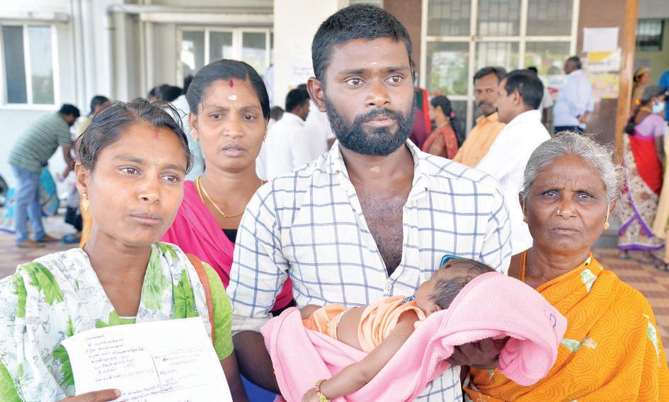 baby manu | கைக்குழந்தையுடன் வந்து வாலிபர் கலெக்டரிடம் மனு