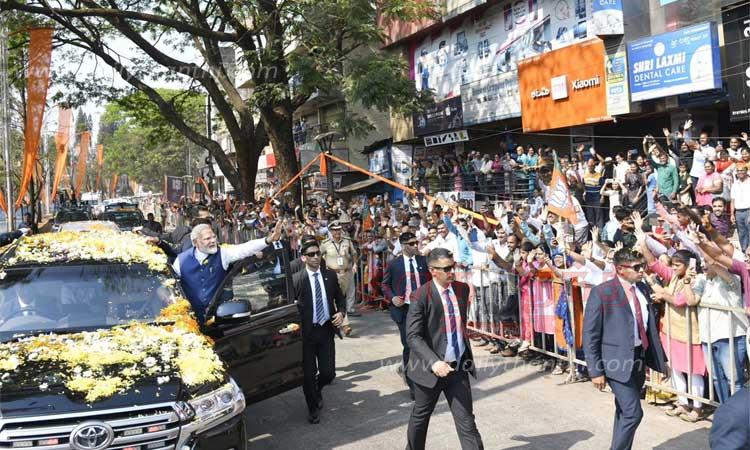 Prime Minister Modi conducted a "road show" for a distance of 11 km ...
