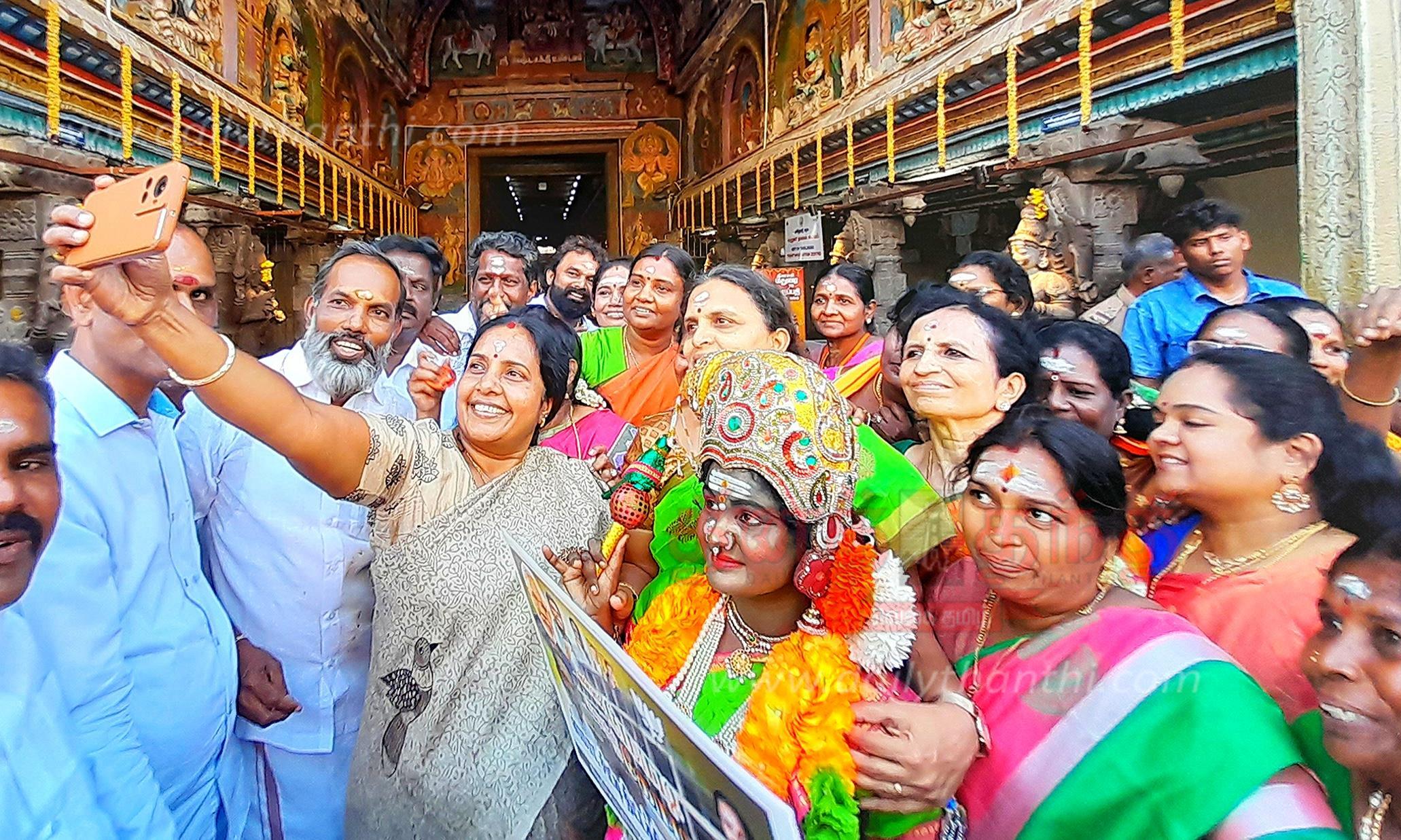 Vanathi Srinivasan MLA in Madurai with 1 crore women who have benefited ...