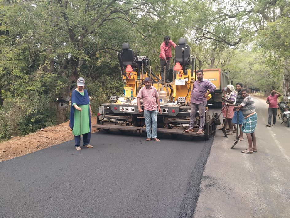 Road repair work | கும்பக்கரை அருவிக்கு செல்லும் சாலையை சீரமைக்கும் பணி