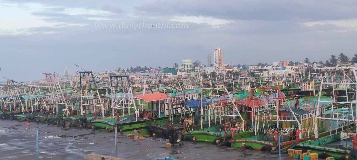 Halfway back to the shore are the Kulachal barge fishermen | பாதியில் ...