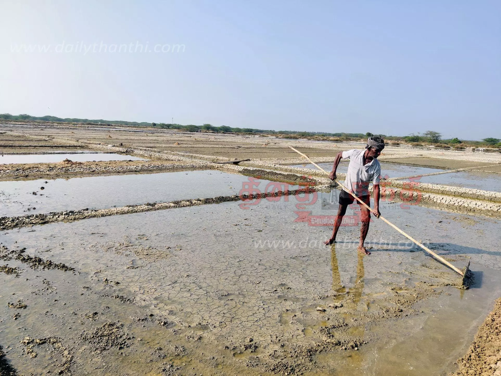salt production begins | அதிராம்பட்டினம் பகுதியில் உப்பு உற்பத்தி தொடக்கம்
