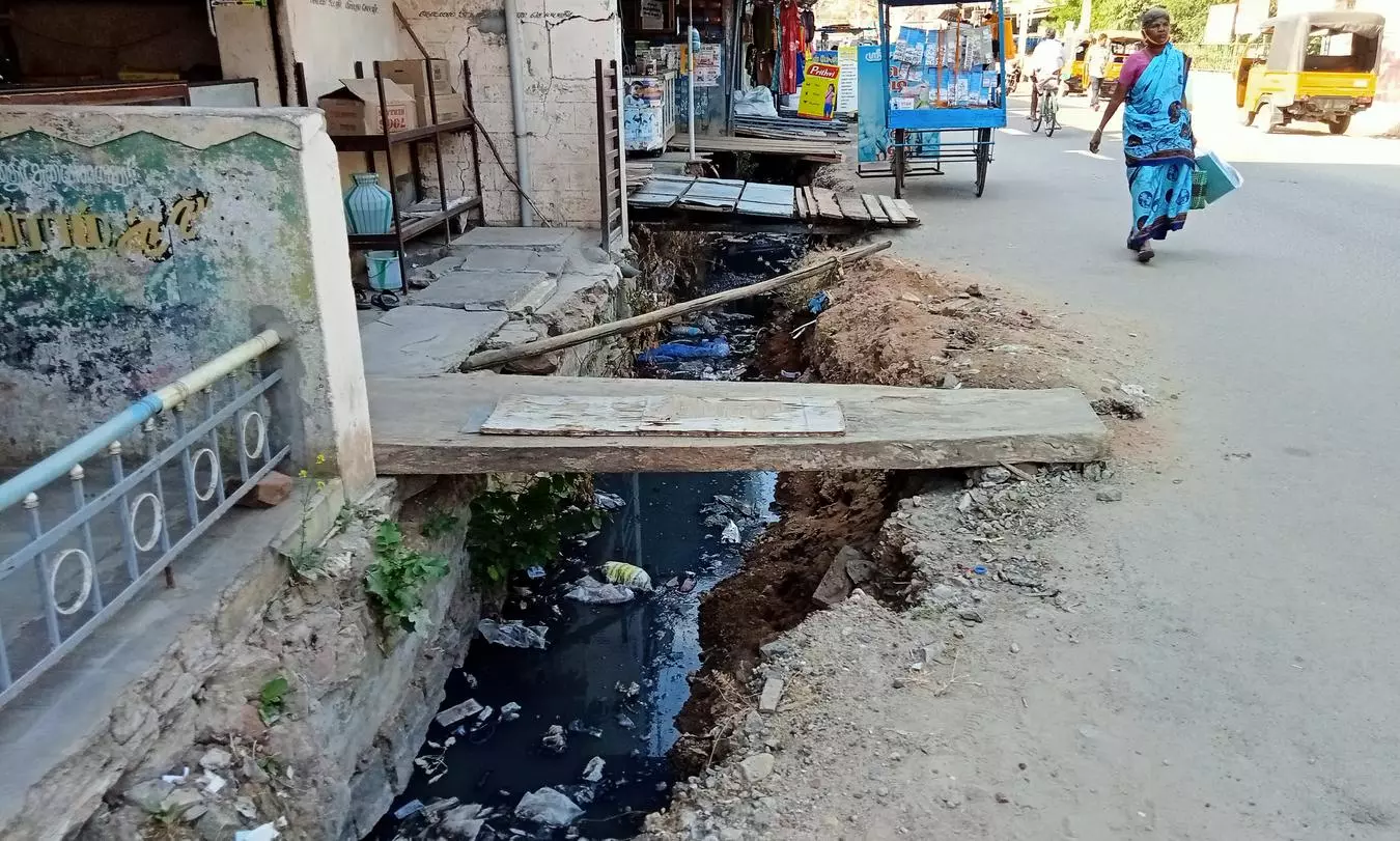 udumalai kalvai | கழிவுநீர் கால்வாய் பராமரிப்பில் நகராட்சி நிர்வாகம் ...