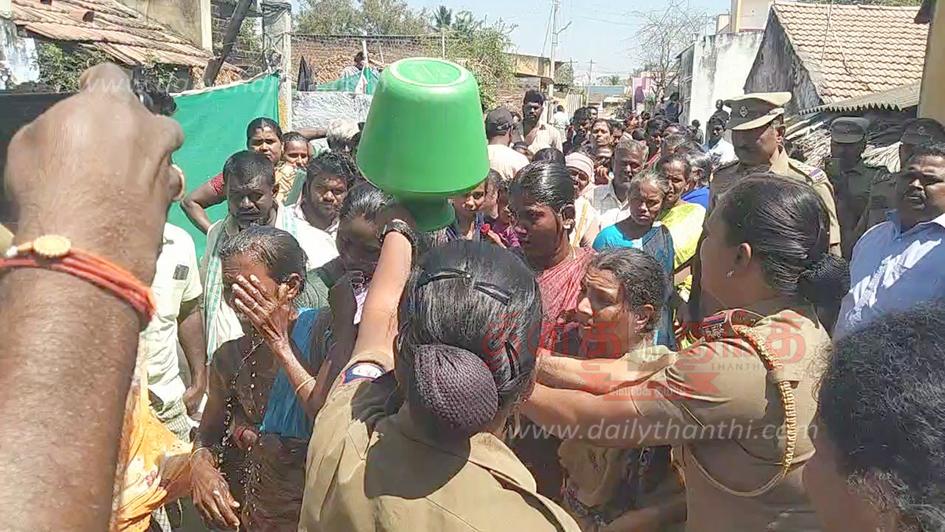 The women tried to set fire to the commotion | பெண்கள் தீக்குளிக்க ...