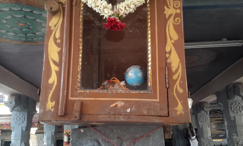 pooja as glope world amd somreother 3 thins lie with box in sivan malai ...