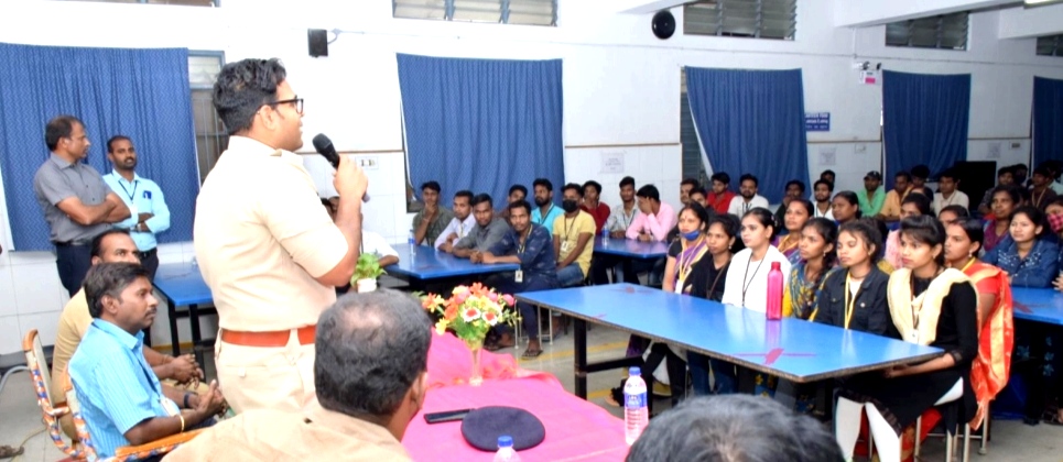 awarness programme | வடமாநில தொழிலாளர்களிடம் போலீஸ் சூப்பிரண்டு ...