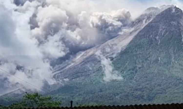 Indonesia's Merapi Volcano Erupts - Emergency Evacuation ...