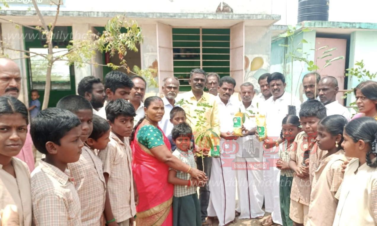 Tree sapling ceremony in Govt | அரசு பள்ளியில் மரக்கன்று நடும் விழா