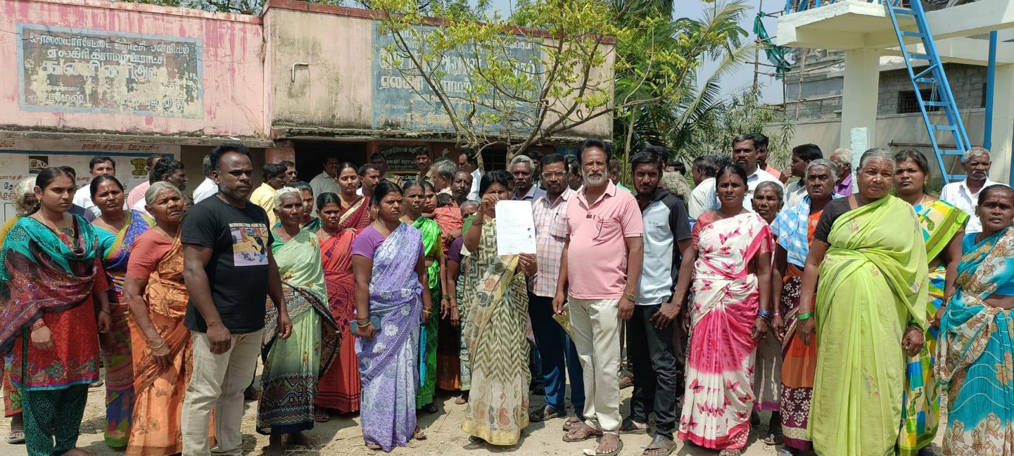 People besieged the village administration office | கிராமநிர்வாக ...