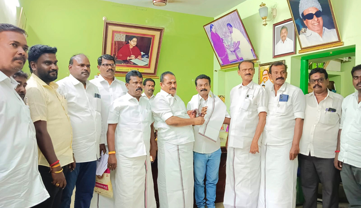BJP leader Joined ADMK | பா.ஜனதா கட்சி பிரமுகர்அ.தி.மு.க.வில் இணைந்தார்