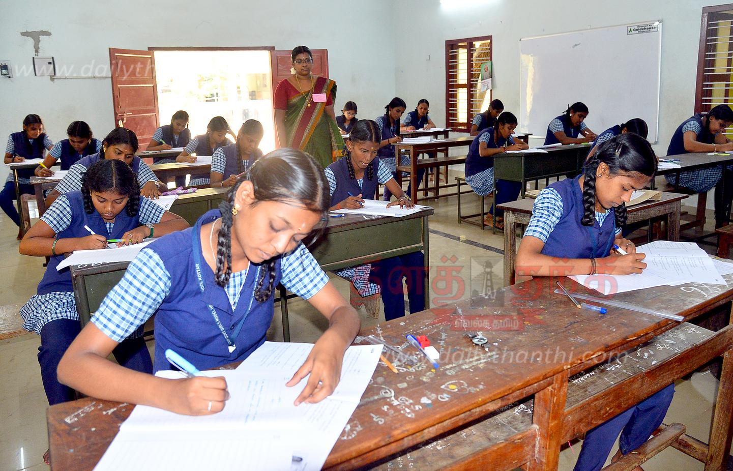 22,727 students wrote the Plus-1 public examination | பிளஸ்-1 ...