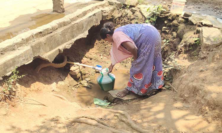 People dig like a mine to get drinking water | சுரங்கம் போல் தோண்டி ...