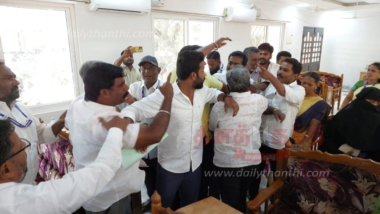 An independent councilor raised a banner with Vadivelu memes in the ...