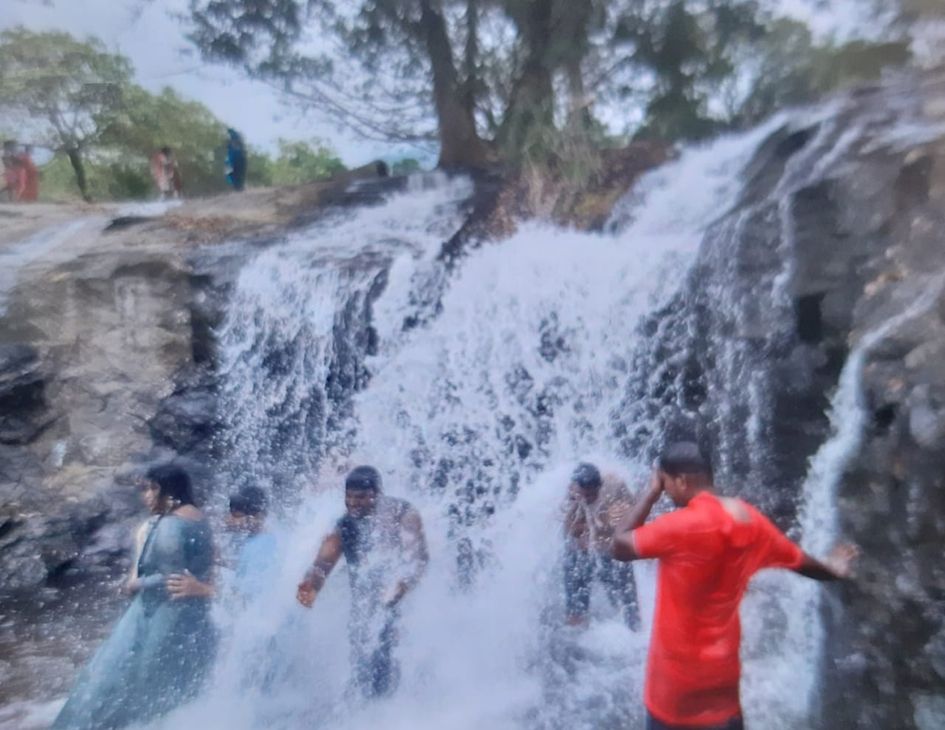 Increase in water flow in Kumbakarai Falls: Tourists enjoy bathing ...