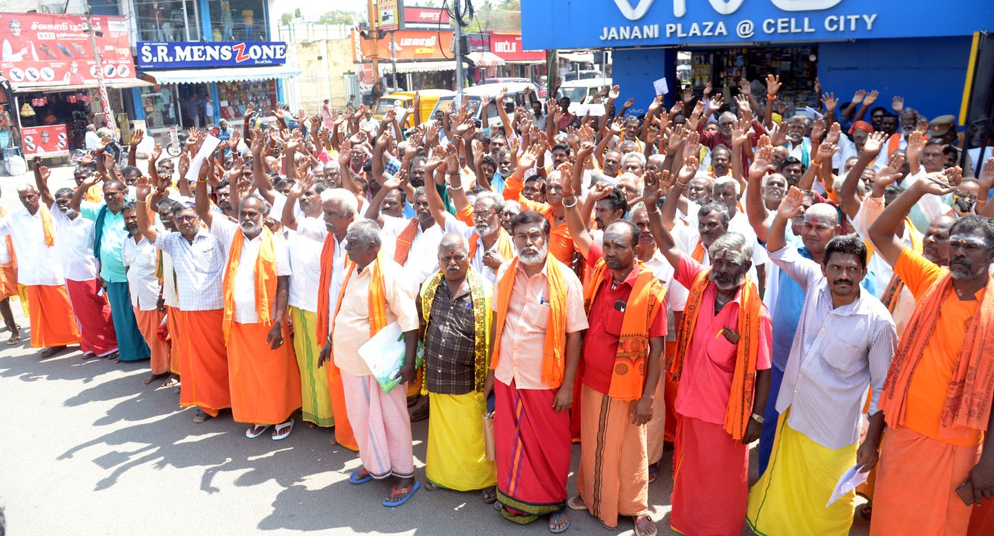 Village temple priests protest | கிராம கோவில் பூசாரிகள் ஆர்ப்பாட்டம்