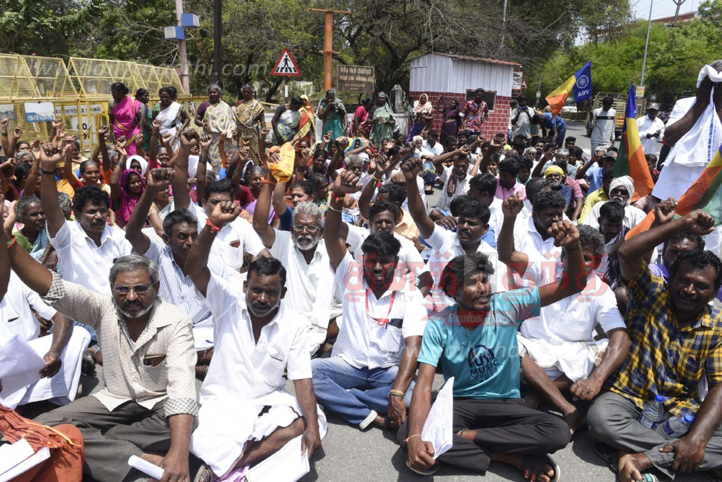 Public road blockade protest | பொதுமக்கள் சாலை மறியல் போராட்டம்