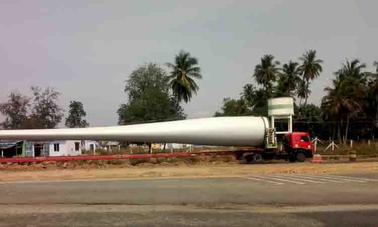 Trucks carrying windmill wings | காற்றாலை இறக்கைகளை கொண்டு சென்ற லாரிகள்