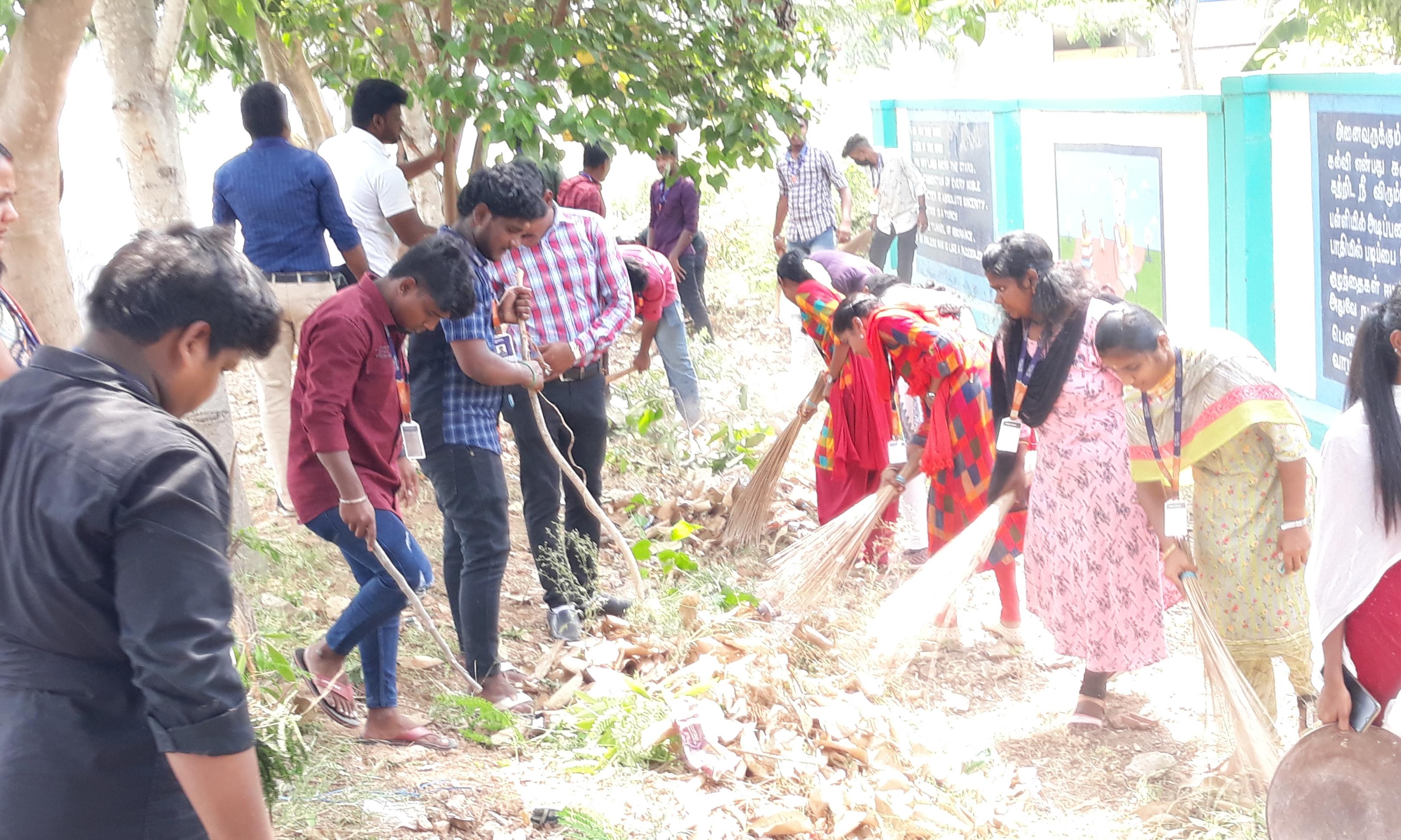 cleaning work at govt school | அரசு பள்ளியை தூய்மை செய்யும் பணி