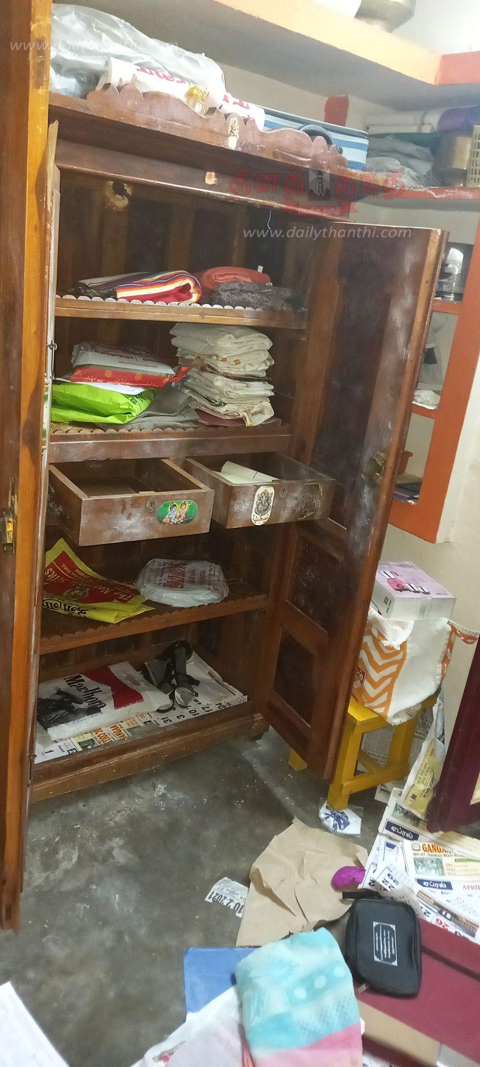 100 Pounds Of Jewels Rs 3 Lakhs Stolen From The House Of A Retired